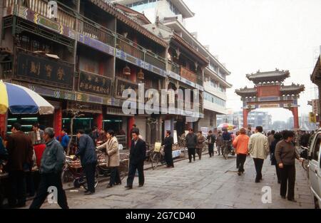 Straßenszene in der Stadt Xian, China 1998. Street scene at the city of ...