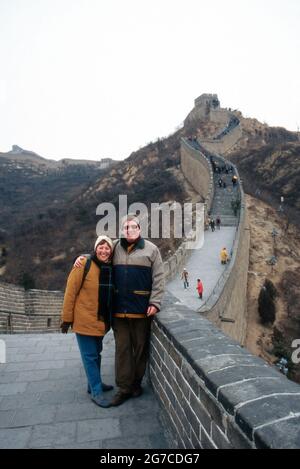 Europäische Touristen auf der Chinesischen Mauer, China 1998. European ...