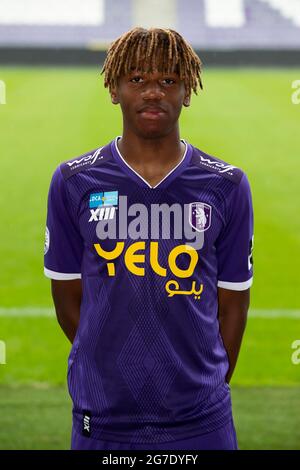 Beerschot's David Mukuna poses for the photographer, at the 2021-2022 ...