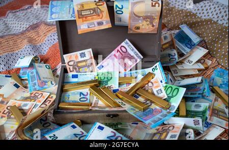 Bills in the wooden chest Stock Photo - Alamy