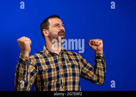 Profile photo of astonished cheerful man beaming smile direct thumb ...