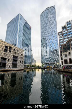 Reflections of Newfoundland Tower in Middle Dock in the Canary Wharf ...