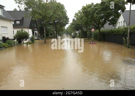 Erkrath, Germany. 14th July, 2021. Firefighters set up a water barrier ...