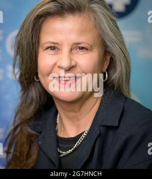 TRACEY ULLMAN & HUSBAND.COMEDIAN.29/04/1998.N38C10AC Stock Photo - Alamy