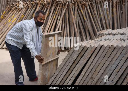 A LABOURER WEARING FACE MASK HOLDING A SHEET OF PAPER Stock Photo - Alamy