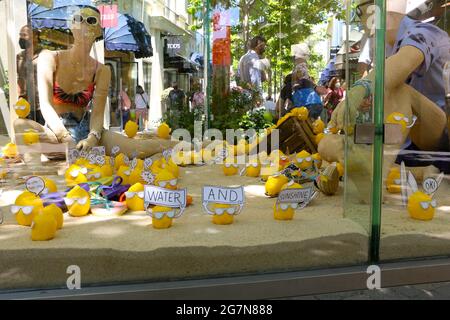 Perspex enclosed beach scene display with mannequins and lemons in Las ...