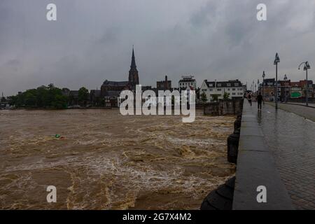 floods in downtown Maastricht and the historical centre after heavy ...