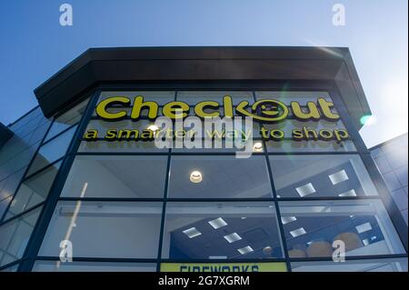 Slough, Berkshire, UK. 16th July, 2021. Lidl supermarket, Slough. Some ...