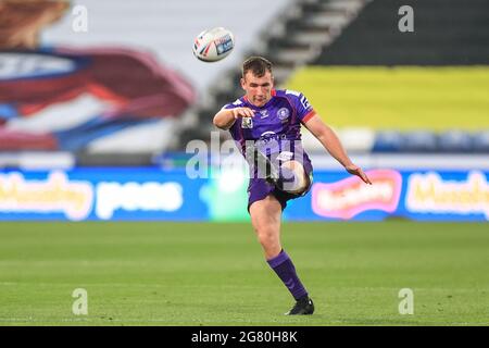 Harry Smith (20) of Wigan Warriors kicks at goal Stock Photo - Alamy