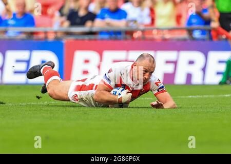 James Roby (9) of St Helens goes over for a try Stock Photo - Alamy