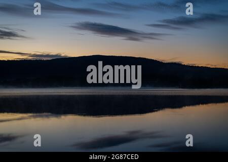 the morning sky over the fjord Tinnsjå is colored by the sun Stock ...