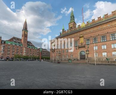 Statue of Viking Lur horn blowers and tower of the City Hall (Radhus ...