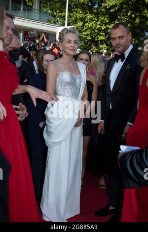 Sharon Stone attends the screening of OSS 117: From Africa With Love ...