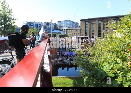 The new Esperance Bridge over Regents Canal, by Granary Square at Kings ...
