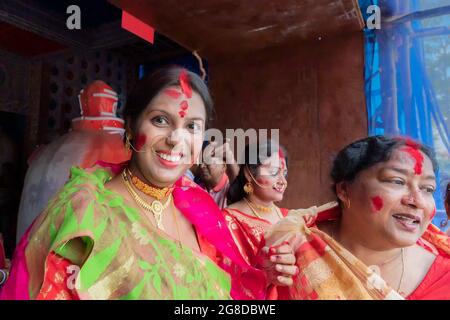 Bengali married women in traditional sari at Indian festival Stock Photo - Alamy