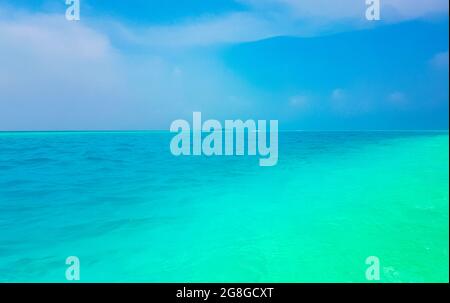 Color gradient at the sandbank islands Madivaru and Finolhu in Rasdhoo ...