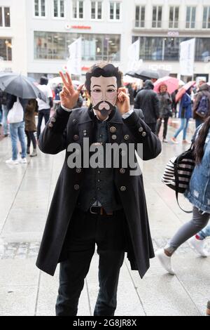 Der Kini König Ludwig II Josef Daser zapt ein Fass Bier an ...