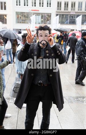 Der Kini König Ludwig II Josef Daser zapt ein Fass Bier an ...
