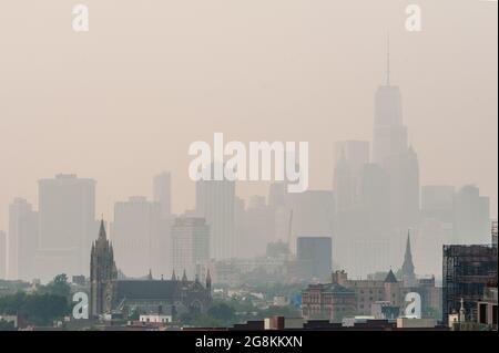Smoke from wildfires blankets the city as a couple has a picnic in ...