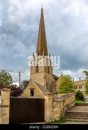 St. Lawrence Church in the Gloucestershire village of Mickleton Stock ...
