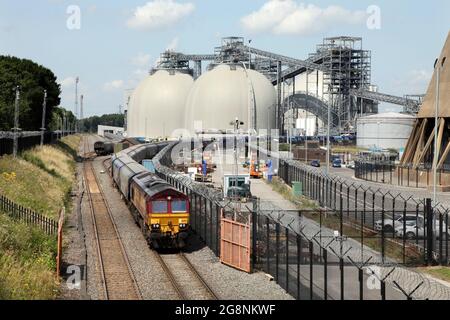 Class 66 diesel locomotive 66092 with train of loaded coal wagons ...