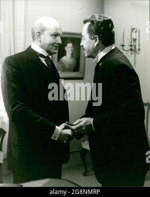 Die Abbildung zeigt eine Filmszene mit den Schauspielern Friedrich ...