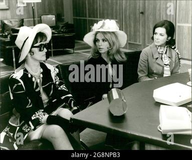 Sheila (Andrea Grosske), Margot (Ann Smyrner), Nicola (Senta Wengraf ...