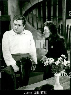 Santuzza (Maria Kouba) stellt den untreuen Turiddu (Herbert ...
