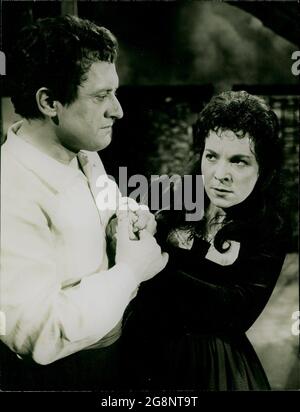 Santuzza (Maria Kouba) stellt den untreuen Turiddu (Herbert ...