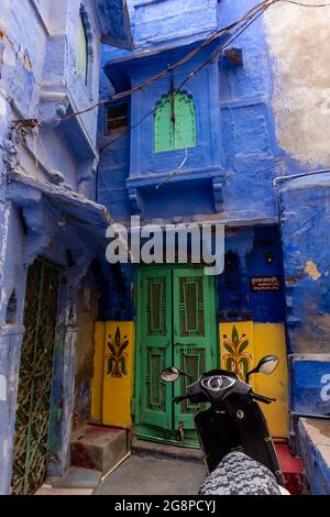 JODHPUR, RAJASTHAN, INDIA - JULY 2021: The bright blue color street and ...