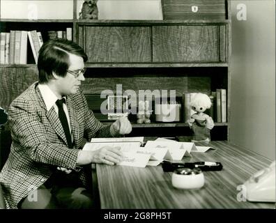 Szenenfoto zur Fernsehserie "Stoffel und Wolfgang": Wolfgang zeigt ...