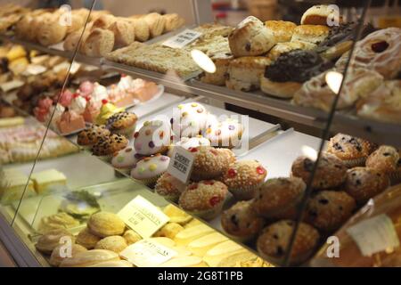 Traditional English Bakery counter display of cakes Stock Photo - Alamy