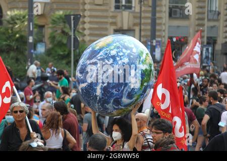 Napoli, Italy. 22nd July, 2021. Protesters in the square in Naples ...