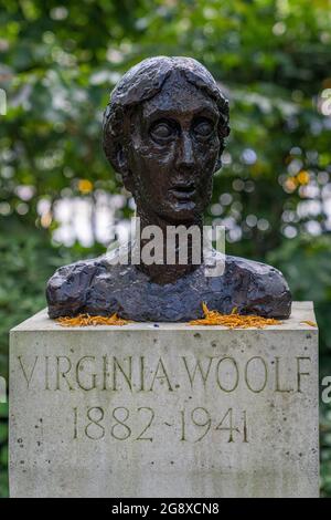 Virginia Woolf Statue in Tavistock Square in Bloomsbury in London Stock ...