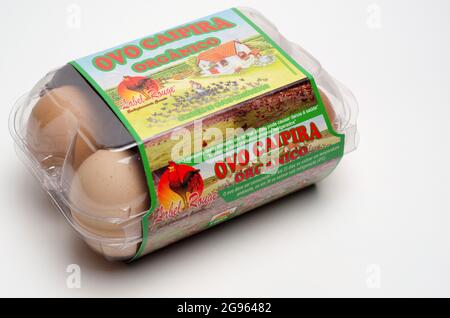 A bundle of 6 free-range eggs on a white background Stock Photo - Alamy