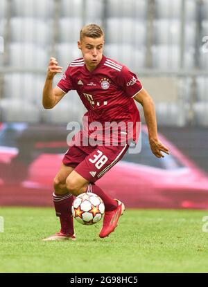 Gabriel Vidovic (FC Bayern Muenchen, #24) nimmt zu Beginn des Spiels ...