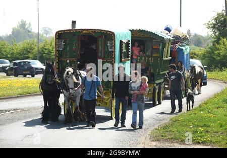 Romany traveller Percy Bennett and his family on the road at Sutton ...
