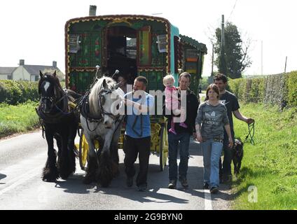 Romany traveller Percy Bennett and his family on the road at Sutton ...