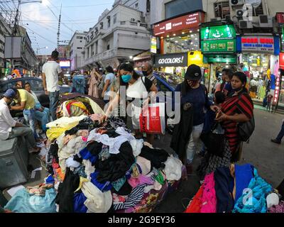 Crowded market amid coronavirus emergency in Kolkata. (Photo by Dipa ...