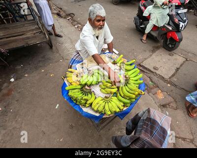 Crowded market amid coronavirus emergency in Kolkata. (Photo by Dipa ...