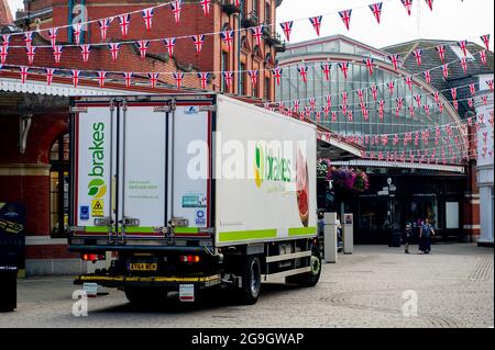 A Brakes food delivery lorry in central London powered by Shell GTL ...