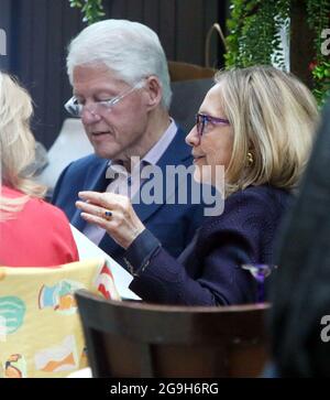 New York - NY - 20210623 Bill Clinton and Hillary Clinton having dinner ...