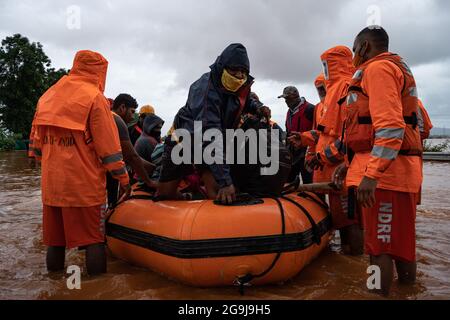 Members of the state and national disaster response force arrive to ...