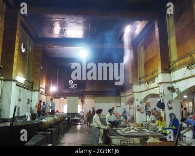 Sikh Temple kitchen - Delhi Stock Photo - Alamy
