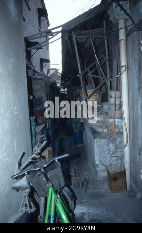 Gasse in der Stadt Peking, China 1998. Lane at the city of Beijing ...