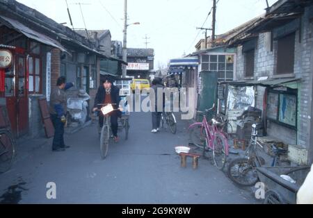 Gasse in der Stadt Peking, China 1998. Lane at the city of Beijing ...
