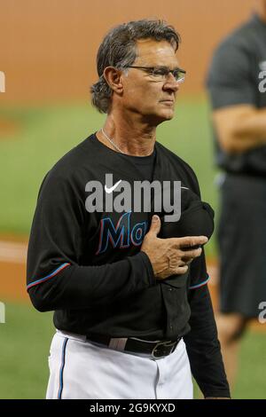 Miami Marlins manager Don Mattingly makes a pitching change during an ...