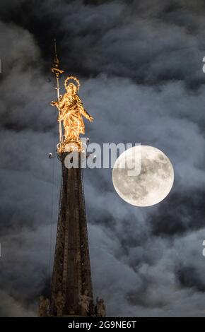 Supermoon at Duomo di Milano, Lombardy, Italy, Europe Stock Photo - Alamy
