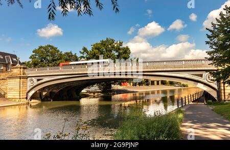 Victoria Bridge over the River Cam in Cambridge England Stock Photo - Alamy