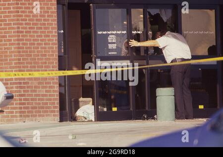 Killeen Texas USA, October 16,1991: Police investigators work at the ...